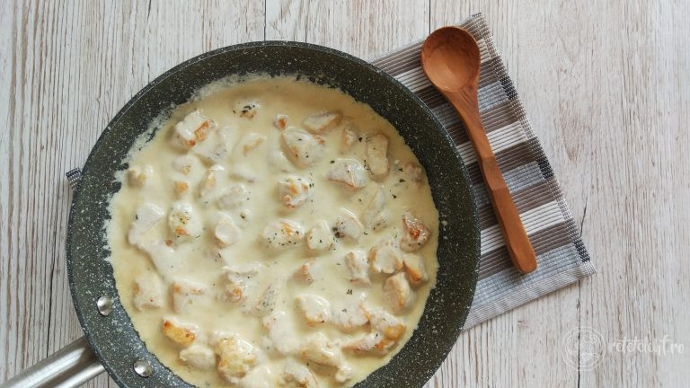 Piept de pui în sos de smântână – Rețete LCHF