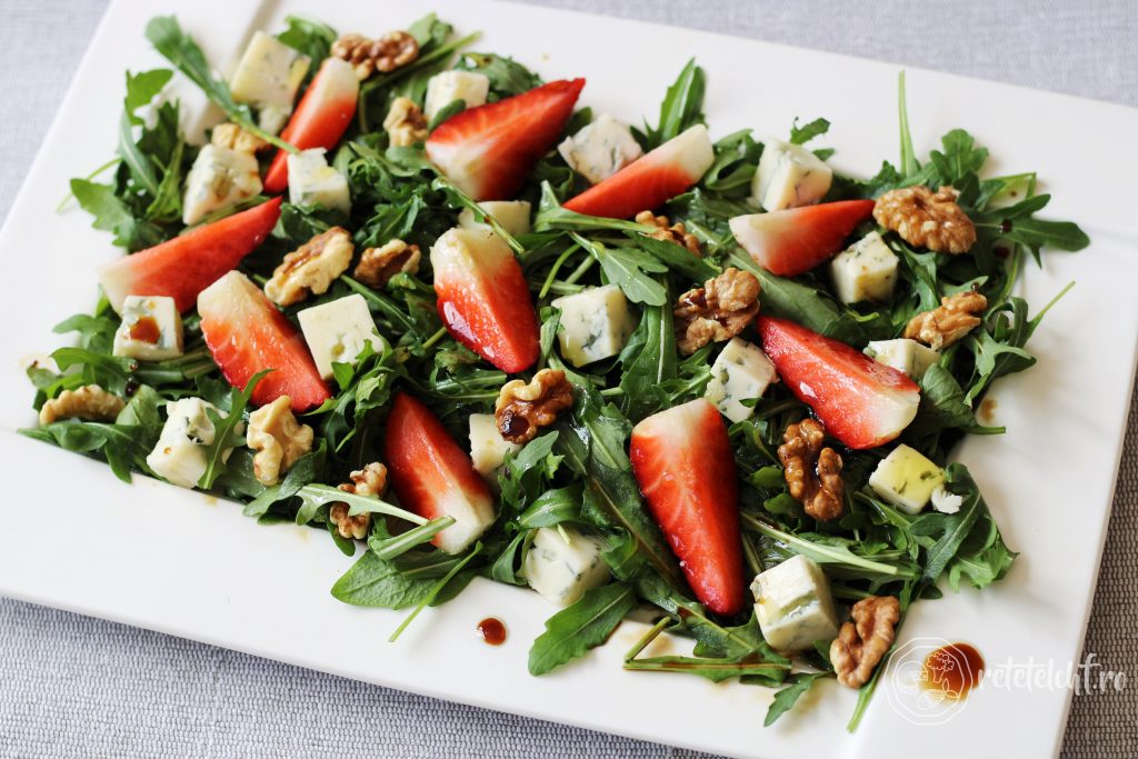 Salată de rucola cu căpșuni, nuci și brânză cu mucegai – Rețete LCHF