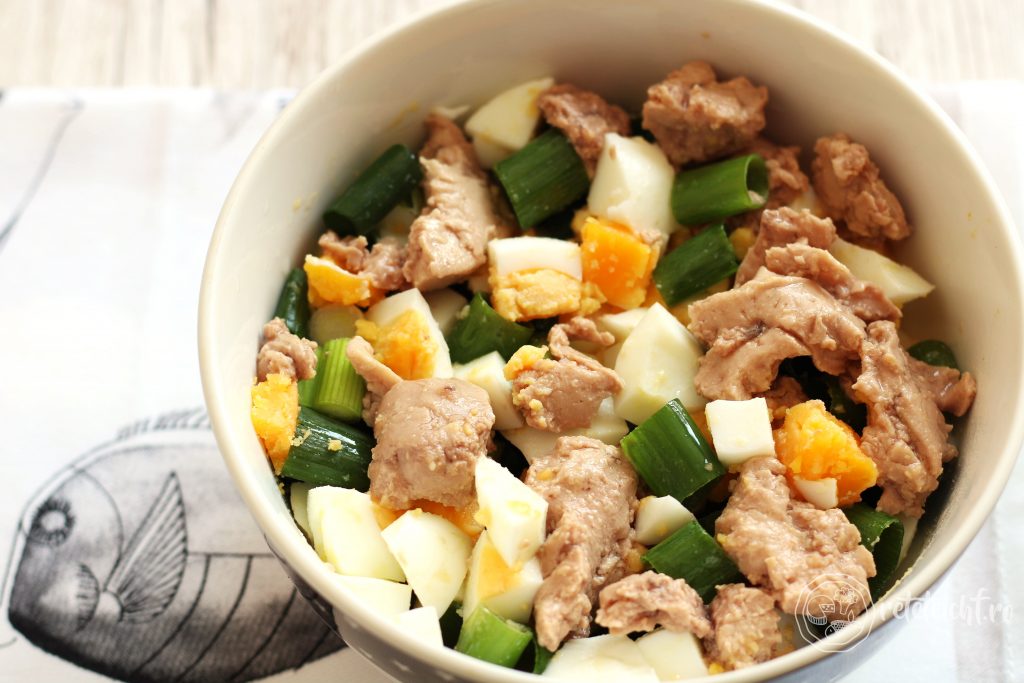 Salată de ficat de cod, ouă și ceapă verde – Rețete LCHF