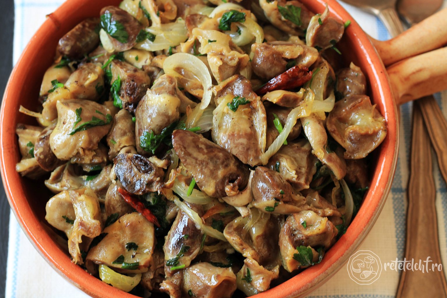 Tocăniță de pipote și inimi de pui – Rețete LCHF