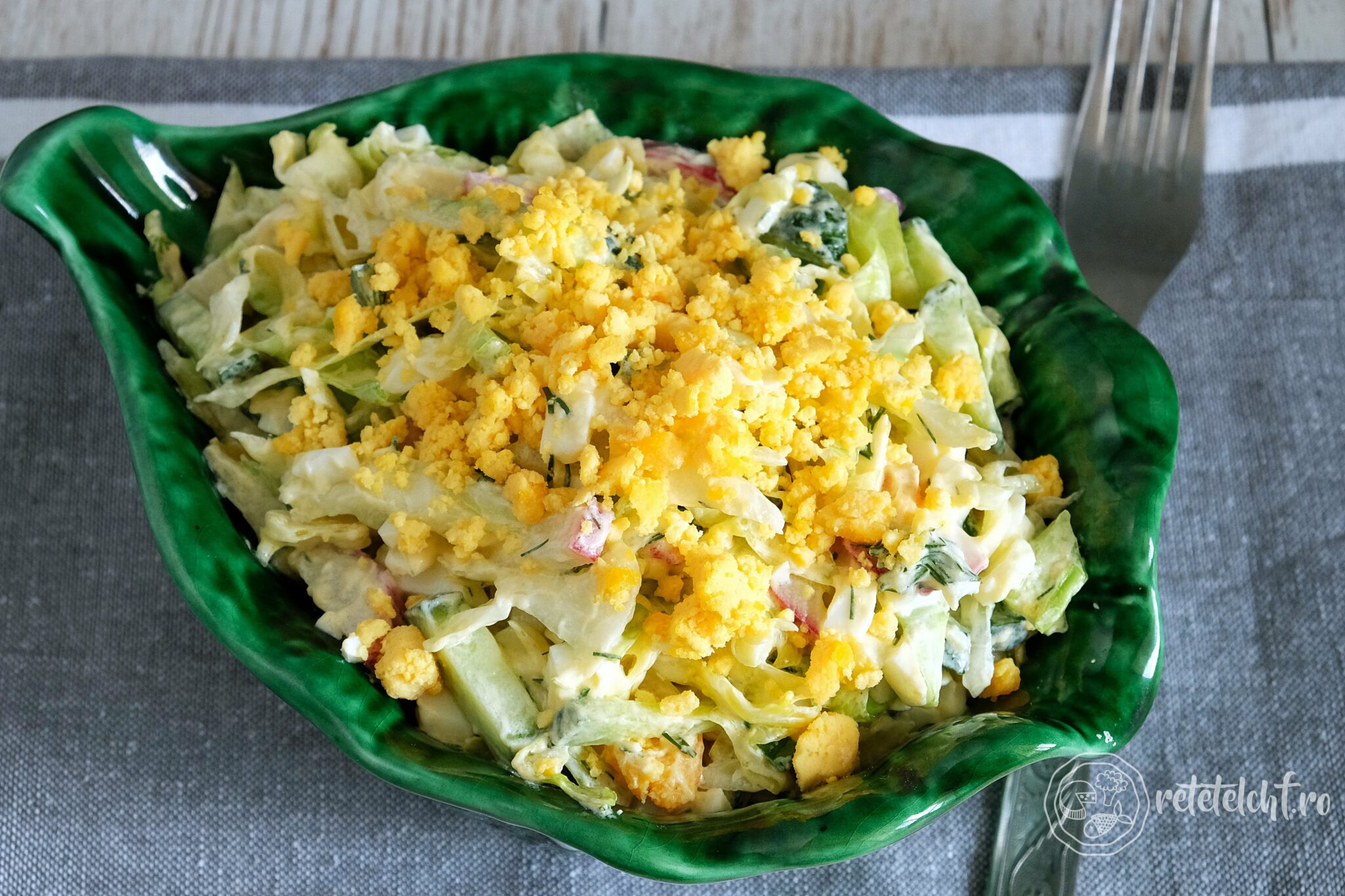 Salată de varză nouă cu ridichi, castraveți și ouă fierte – Rețete LCHF