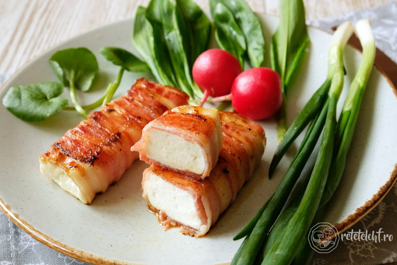 Caș învelit în bacon – Rețete LCHF